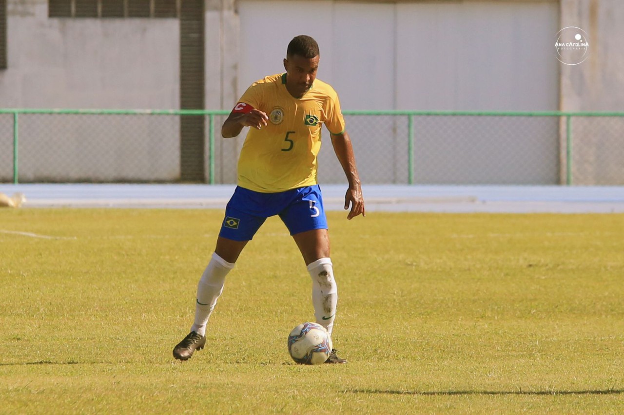 Entre gols e continências