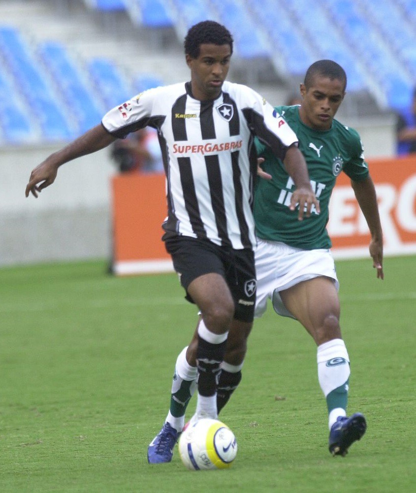 Entre gols e continências