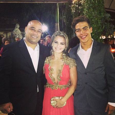 Milene Domingues e Ronald vão a casamento de amigo ex-BBB