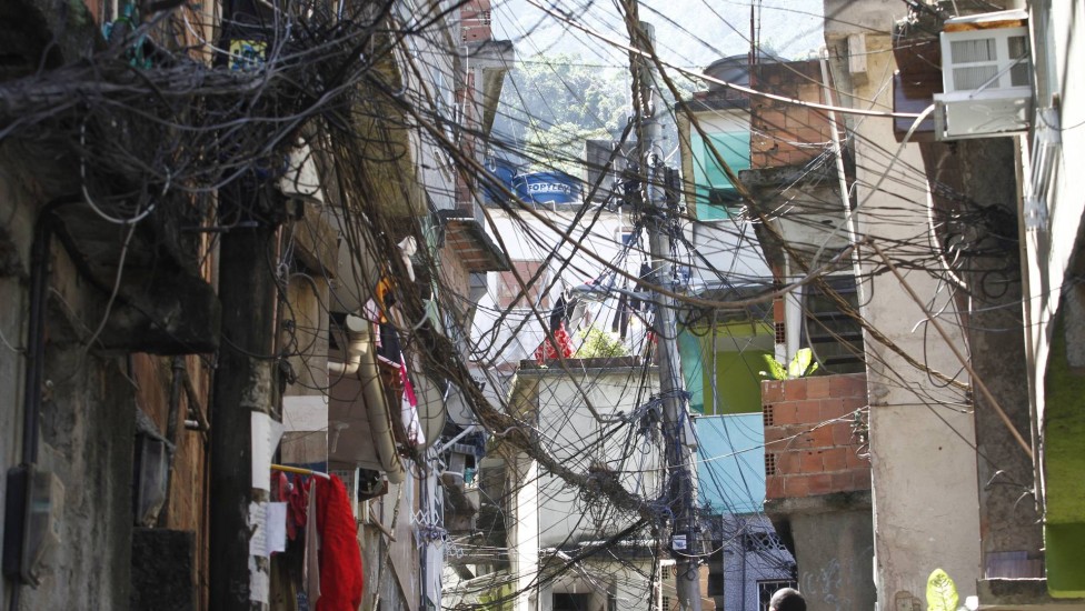 Fiação exposta se integra à paisagem da Rocinha