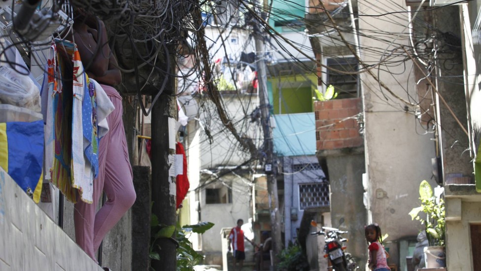 Fiação exposta se integra à paisagem da Rocinha