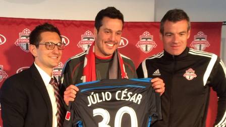 Julio Cesar leva três gols em sua estreia pelo Toronto e time é derrotado