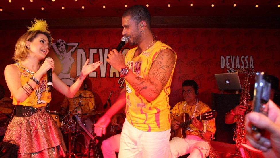 Sandy marca presença como garota propaganda na Sapucaí