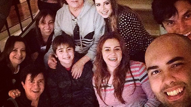 Prestes a dar à luz, Sandy faz reunião familiar em casa