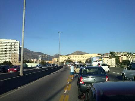 Acidente deixa feridos na Linha Amarela, no sentido Barra