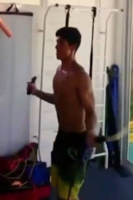 Gabriel Medina dá ‘folga’ para a prancha e faz musculação com personal ...