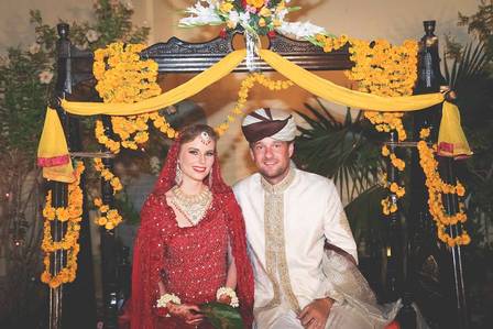 Casal viaja o mundo e se prepara para casar pela 67ª vez