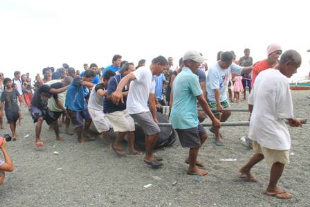 Raro tubarão-boca-grande de 4 metros aparece em rede de pesca nas Filipinas