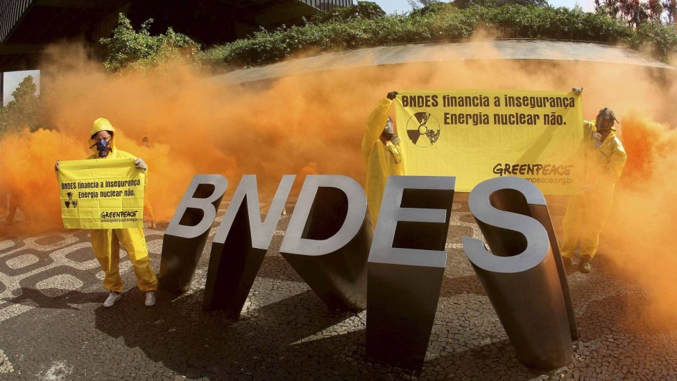 Greenpeace faz protesto no Rio contra usina nuclear Angra 3