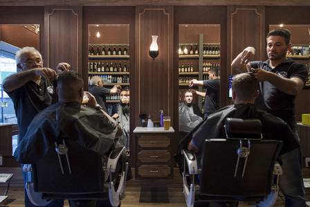 Barbearias voltam às ruas de cara nova, com bar, videogame e até shows ...