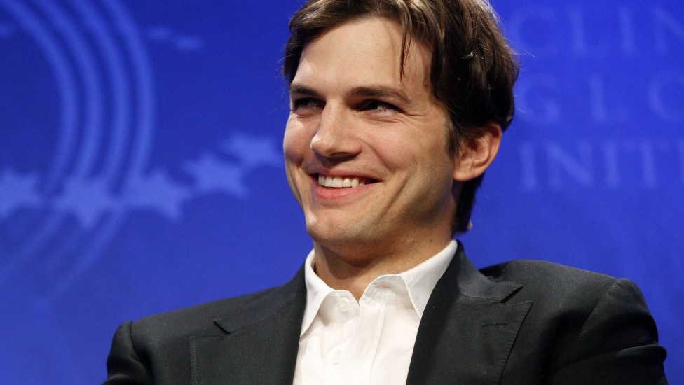 Ashton Kutcher entra no lugar de Charlie Sheen no seriado 'Two and a ...