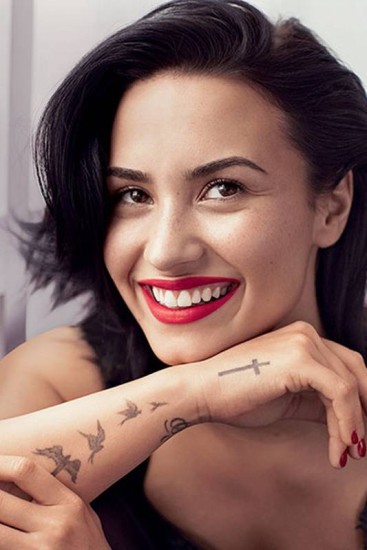 Demi Lovato esbanja simpatia em passeio por São Paulo; veja fotos