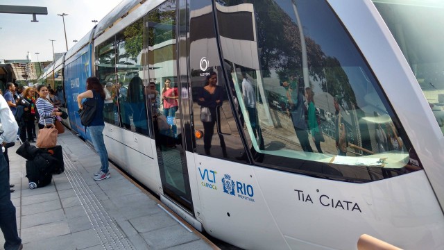 Cariocas aprovam VLT no primeiro dia útil de operação