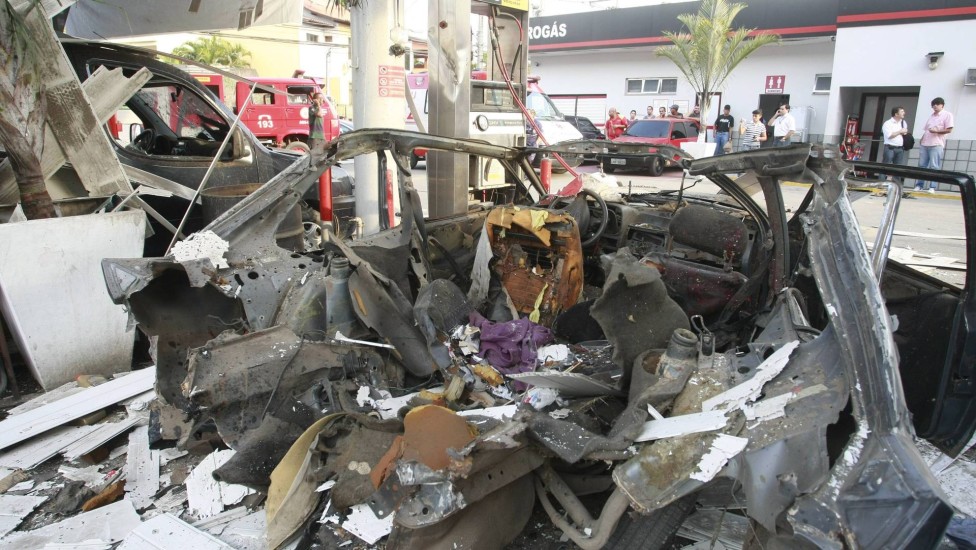 Carro explode em posto de gasolina. Veja as fotos