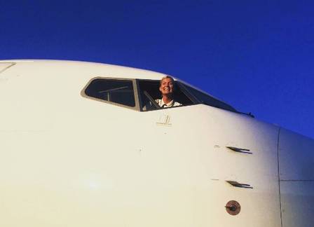 Sueca que é piloto de avião mostra dia a dia na web e conquista ...