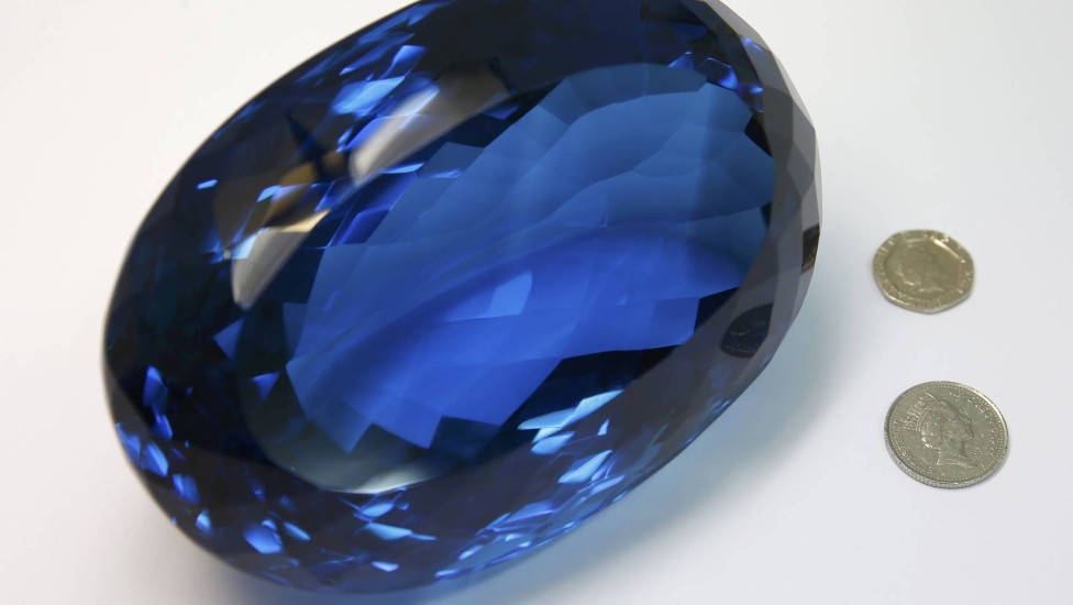 Maior topázio azul do mundo, que foi achado na Amazônia, é posto em ...