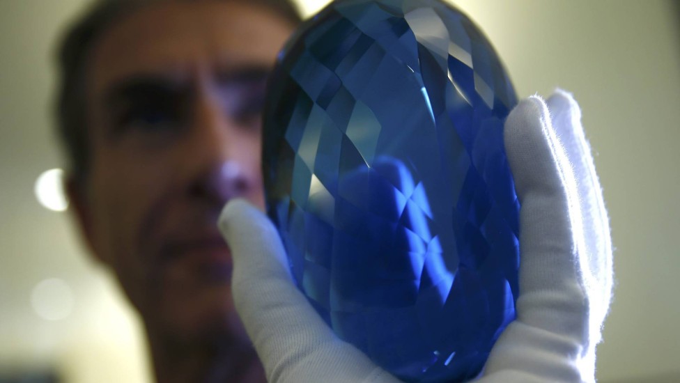 Maior topázio azul do mundo, que foi achado na Amazônia, é posto em ...
