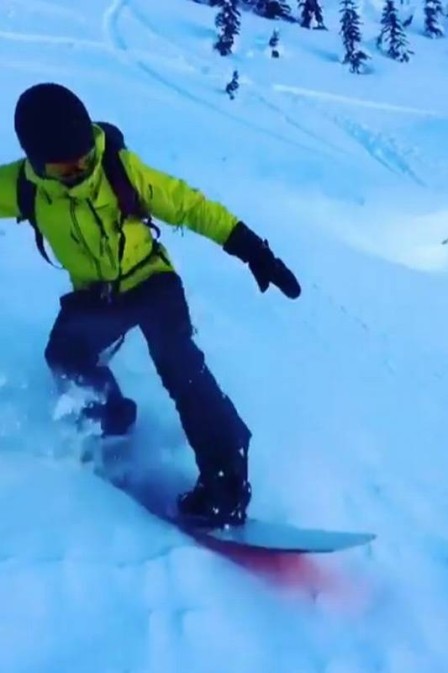 Lewis Hamilton curte férias na neve e dá show no snowboard; vídeo