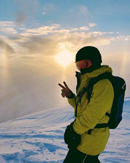 Lewis Hamilton curte férias na neve e dá show no snowboard; vídeo