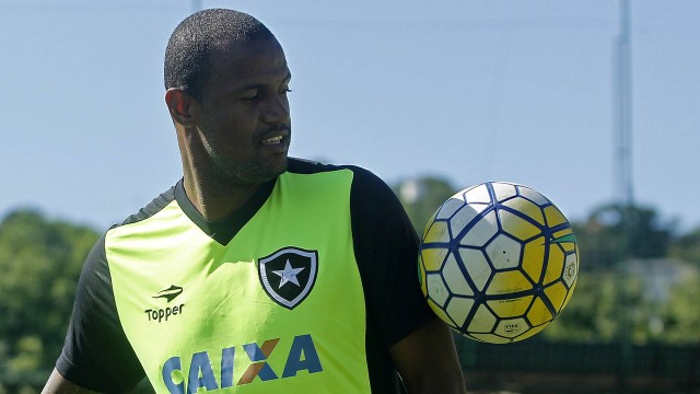 Volante Airton comemora três anos de Botafogo: ‘Inicialmente tive que ...