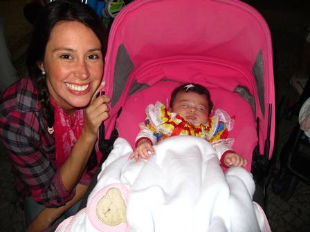 Dani Monteiro leva a filha, de 2 meses, à festa junina