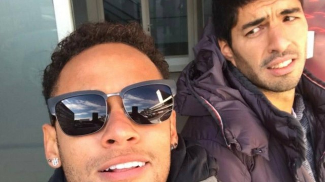 Neymar faz selfie com Suárez desprevenido após treino do Barcelona