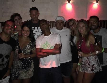 Romário festeja 51 anos em boate de Búzios e vai até o chão ao som de funk