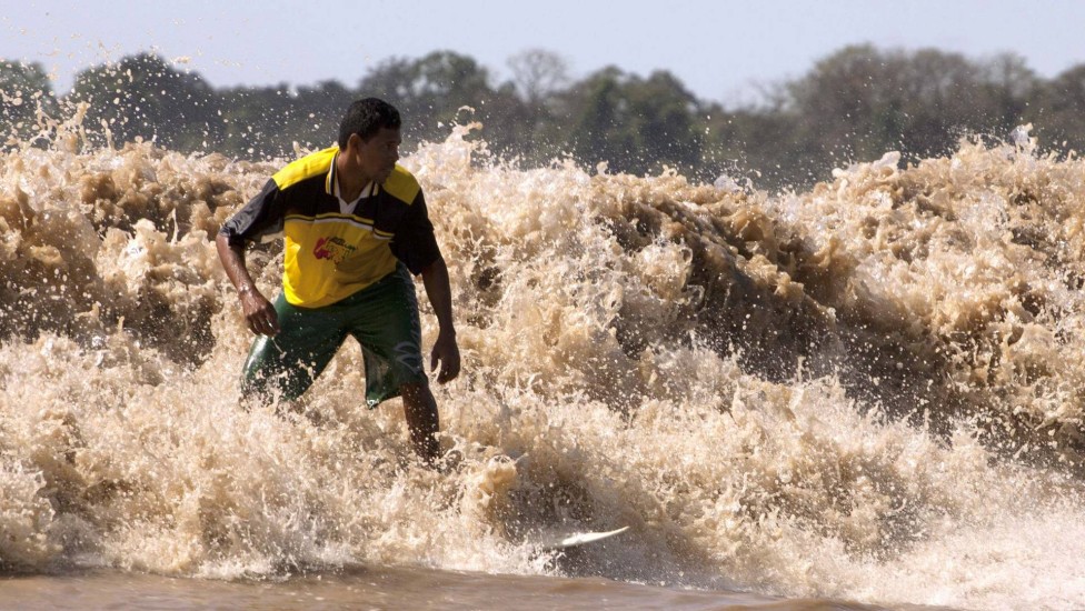 Surfistas pegam ondas na pororoca, no Rio Amazonas. Veja fotos