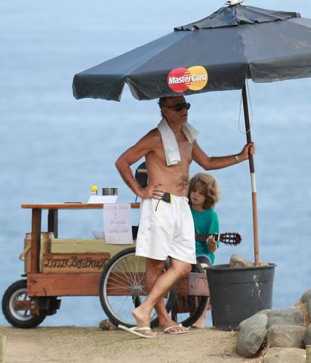 Aos 64 anos, Mario Gomes vende hambúrguer na praia: 'Fazendo uma ...