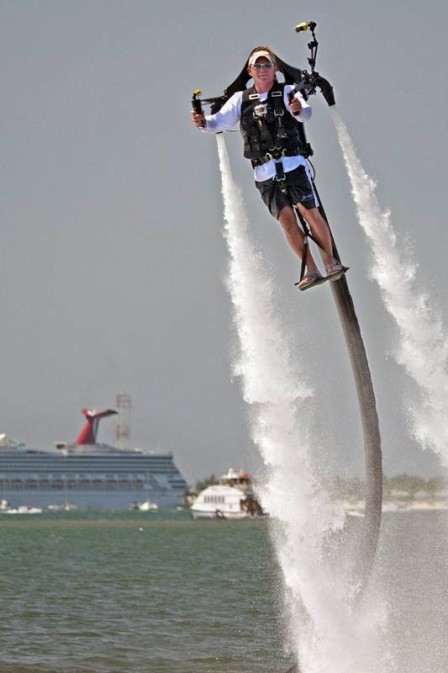 Homem usa ‘mochila turbinada’ para voar nos Estados Unidos