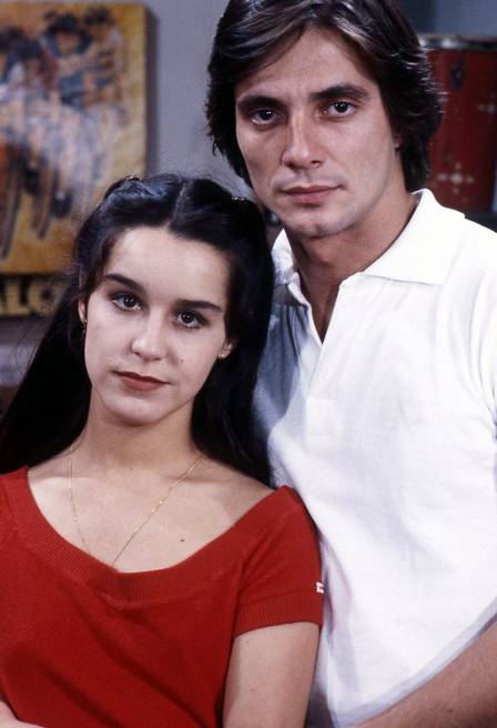 Lucélia Santos celebra os 60 anos nos palcos e comemora a chegada da neta