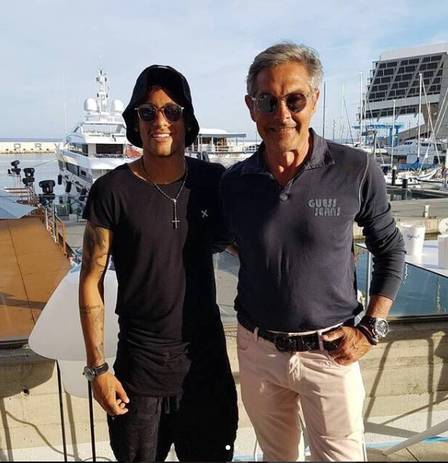 Campeão da Copa do Rei, Neymar é atração em festa em Barcelona