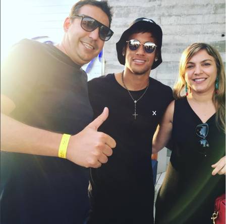Campeão da Copa do Rei, Neymar é atração em festa em Barcelona