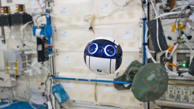 Robô é nova companhia dos astronautas da Estação Espacial Internacional
