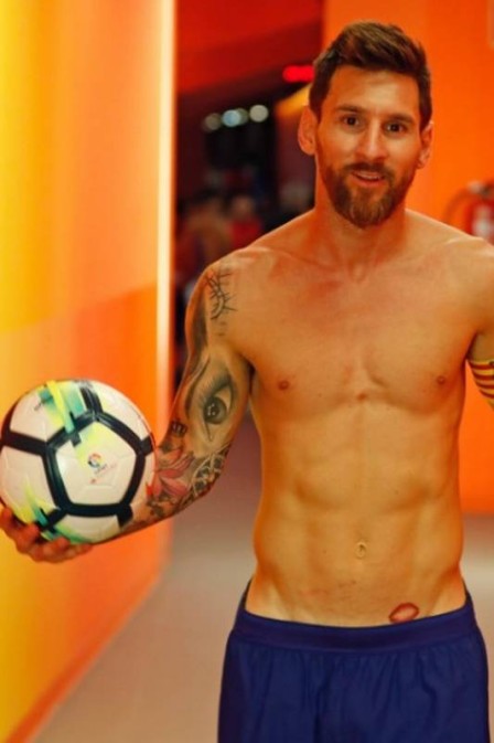 Em foto divulgada pelo Barcelona, Lionel Messi exibe nova tatuagem