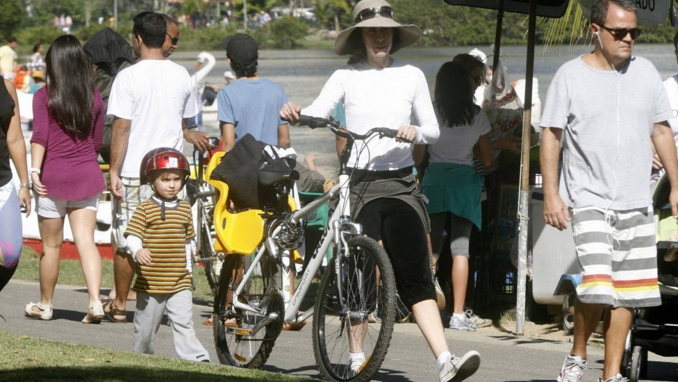 Fernanda Torres passeia com filho na Lagoa Rodrigo de Freitas, no Rio