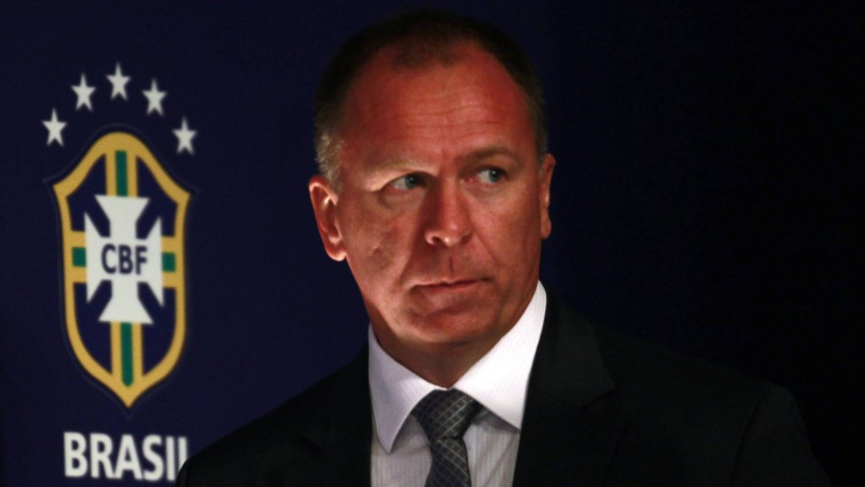 A cara e o constrangimento de Mano Menezes após a eliminação da seleção ...