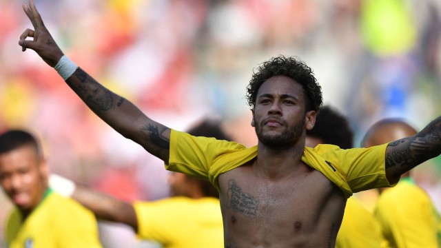 A um gol de se igualar a Romário na artilharia, Neymar diz ao ídolo ...