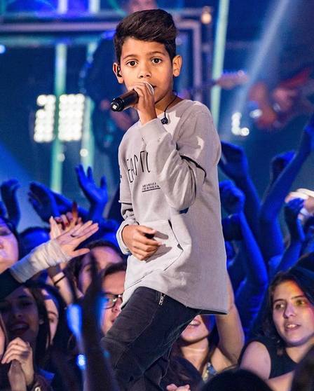 MC Bruninho compra carro de R$220 mil aos 13 anos: 'Deus abençoou'