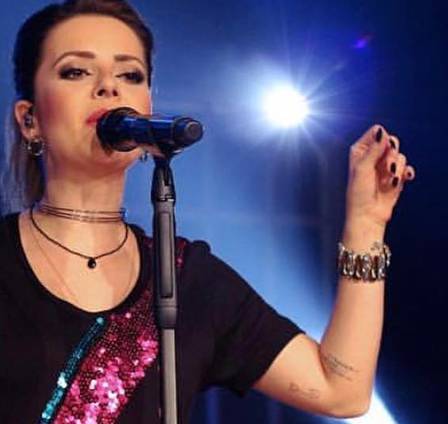 Sandy aparece com duas novas tatuagens em show