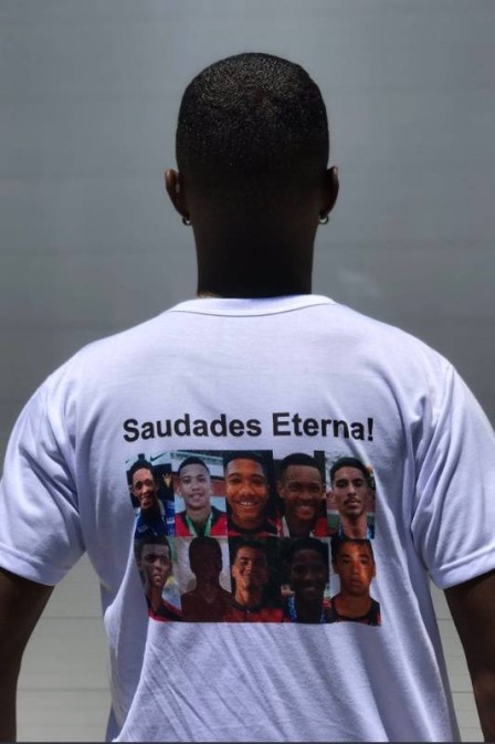 Zagueiro Vinicius Fialho veste camisa com os rostos de mortos em incêndio no Fla: 'Saudades eterna’