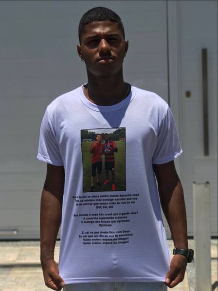 Zagueiro Vinicius Fialho veste camisa com os rostos de mortos em incêndio no Fla: 'Saudades eterna’