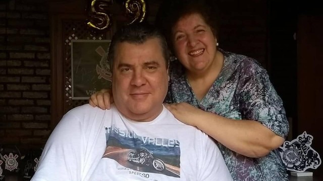 Aos 61, Gerson Brenner surge em foto ao receber carro comprado com ...