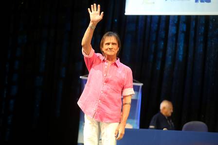 Vestindo rosa em vez de azul, Roberto Carlos não descarta novo amor ...