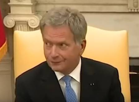 Presidente finlandês rechaça toque de Trump em sua perna