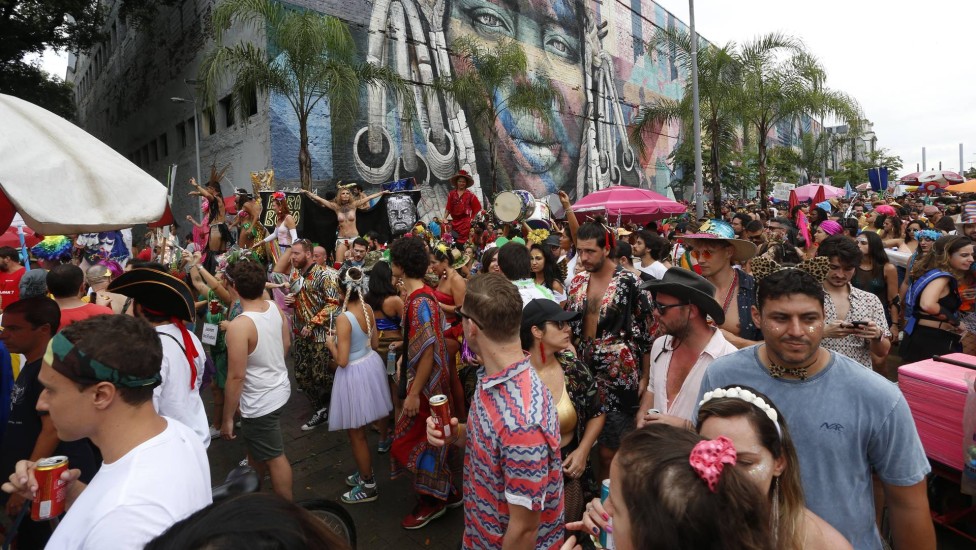 Veja fotos do desfile do Boi Tolo