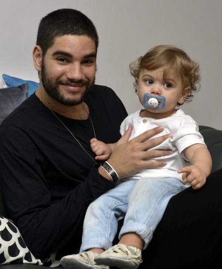 Neto de Djavan, Thomas Boljover se lança na música, e timbre lembra o ...