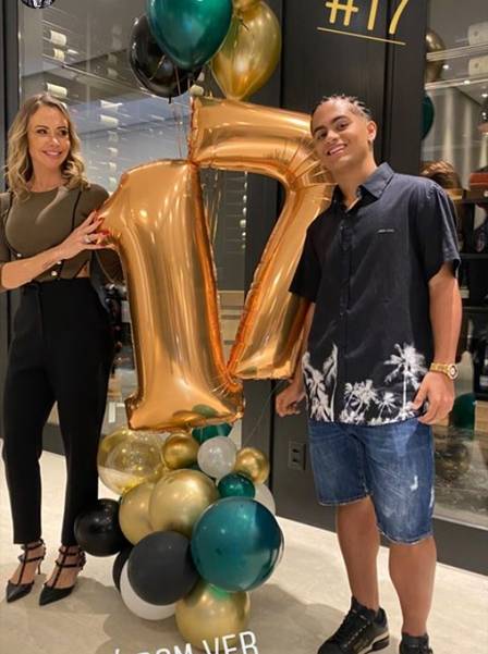 Jogador Felipe Melo reúne a família em aniversário do filho mais velho
