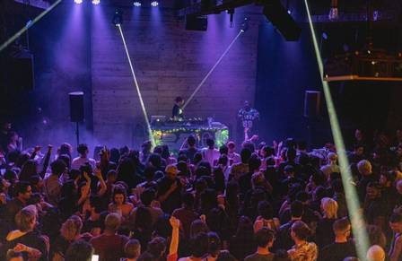 MC Carol de Niterói lota show em Paris em turnê pela Europa; fotos