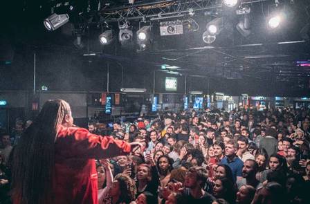 MC Carol de Niterói lota show em Paris em turnê pela Europa; fotos